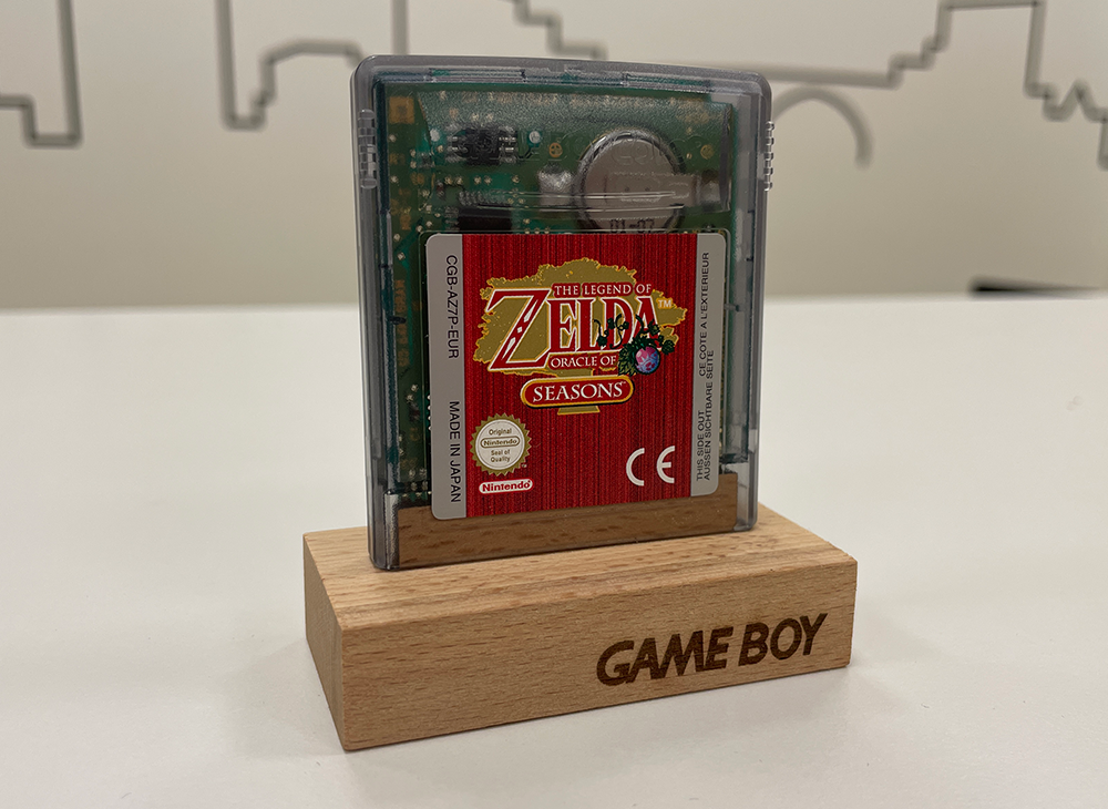 Handgemaakte Gameboy Game Display Stand met Gameboy Logo